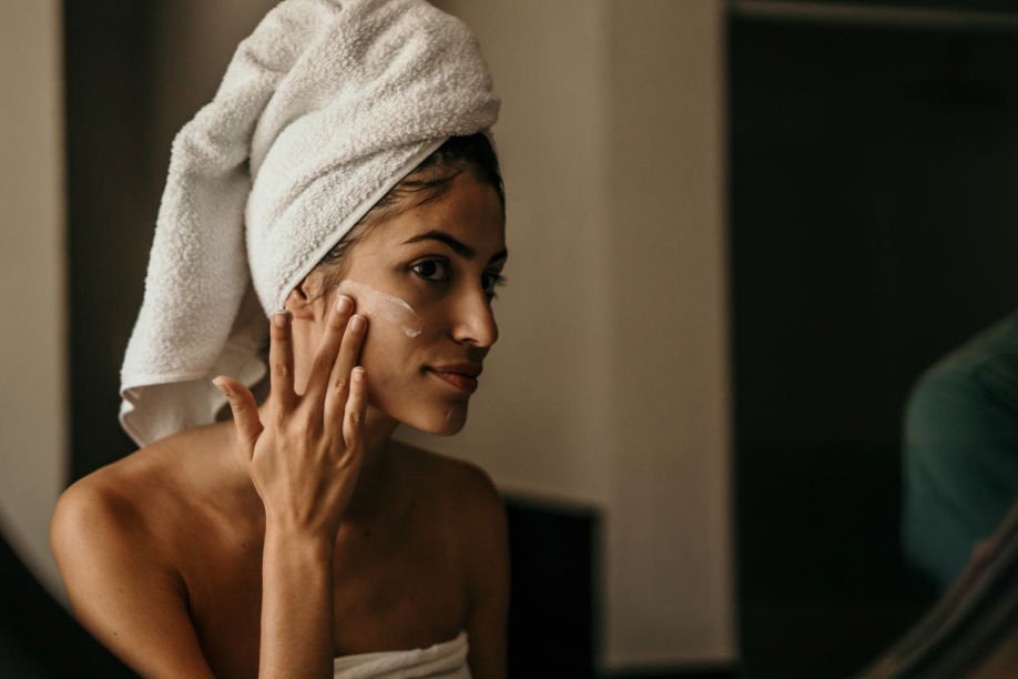 How to Apply Estrogen to the Face: A Complete Guide – BIOLabs PRO ...